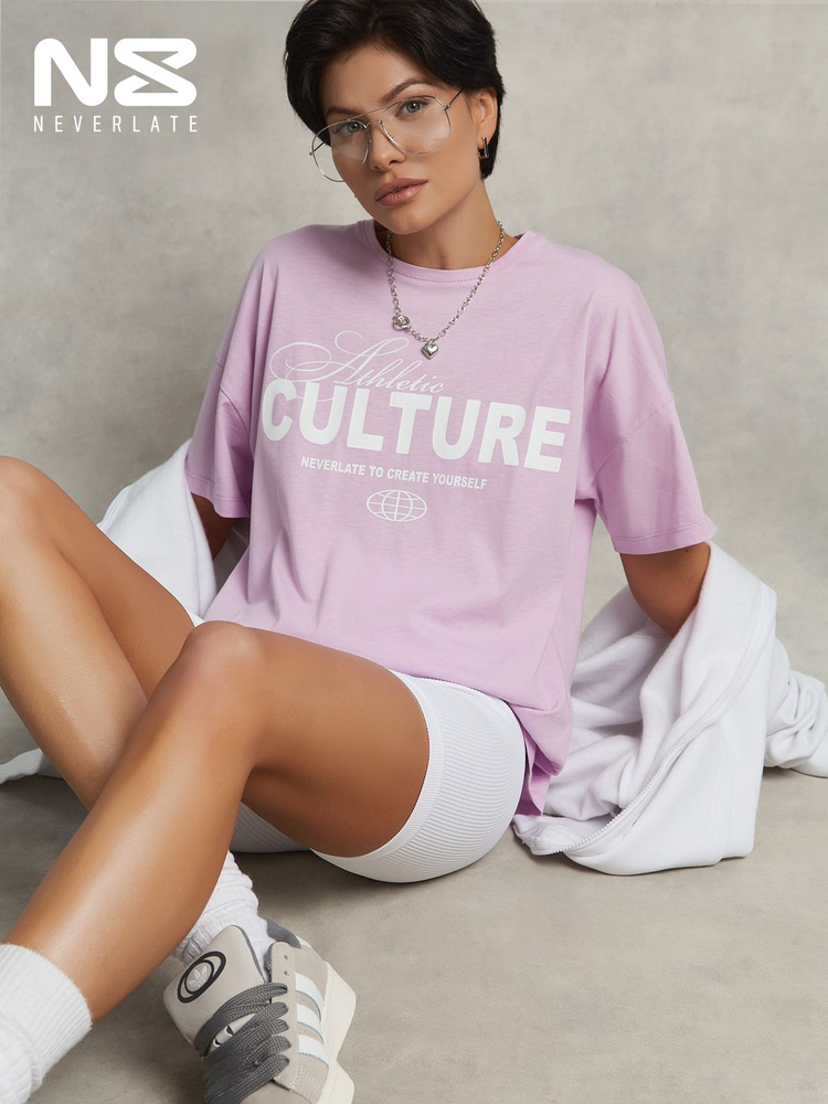 Футболка Женский NEVERLATE розовый Короткий, размер 44 Трикотаж Логотип, Надписи оверсайз ...
