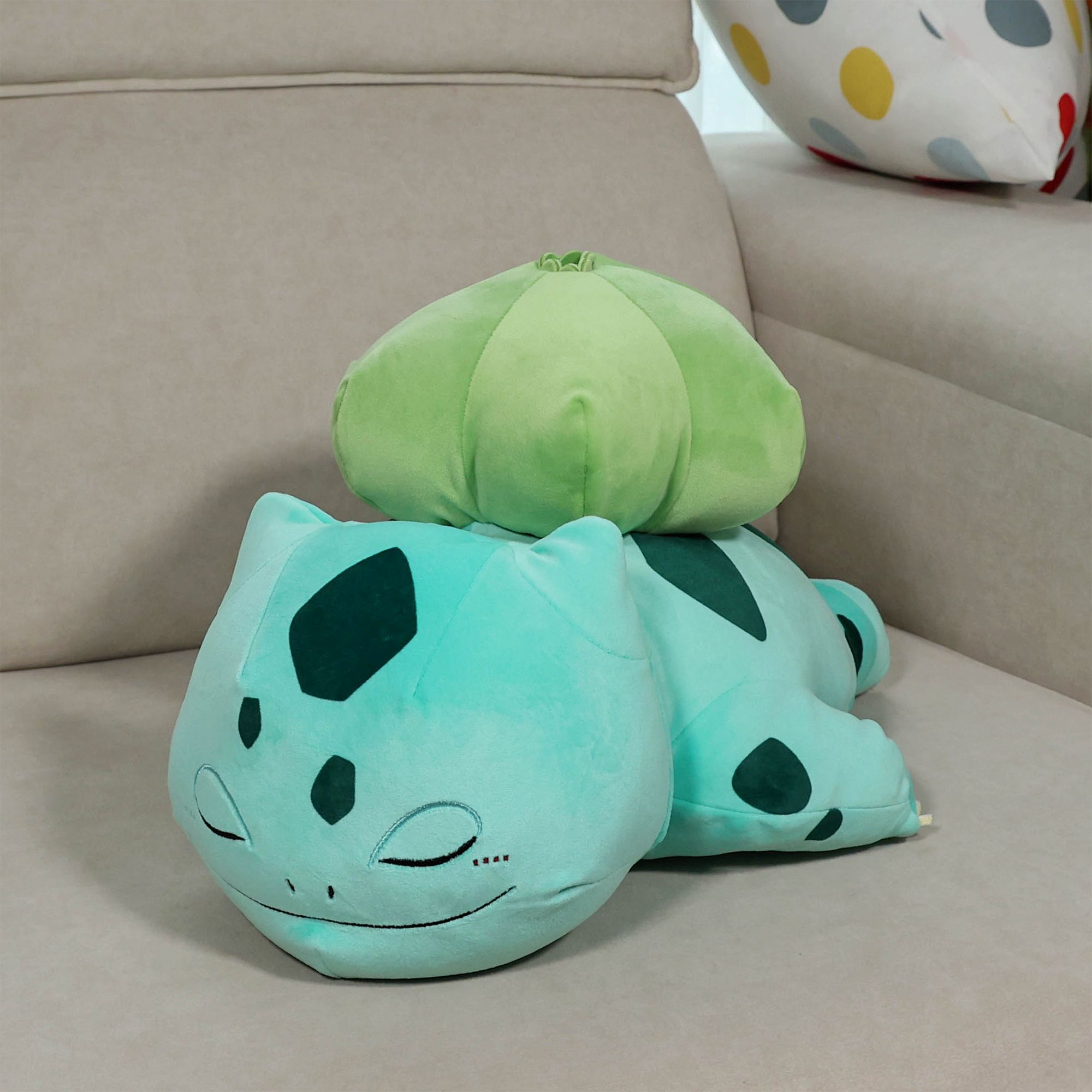 Мягкая игрушка покемон Бульбазавр (Bulbasaur) в позе сна, лежащий ...