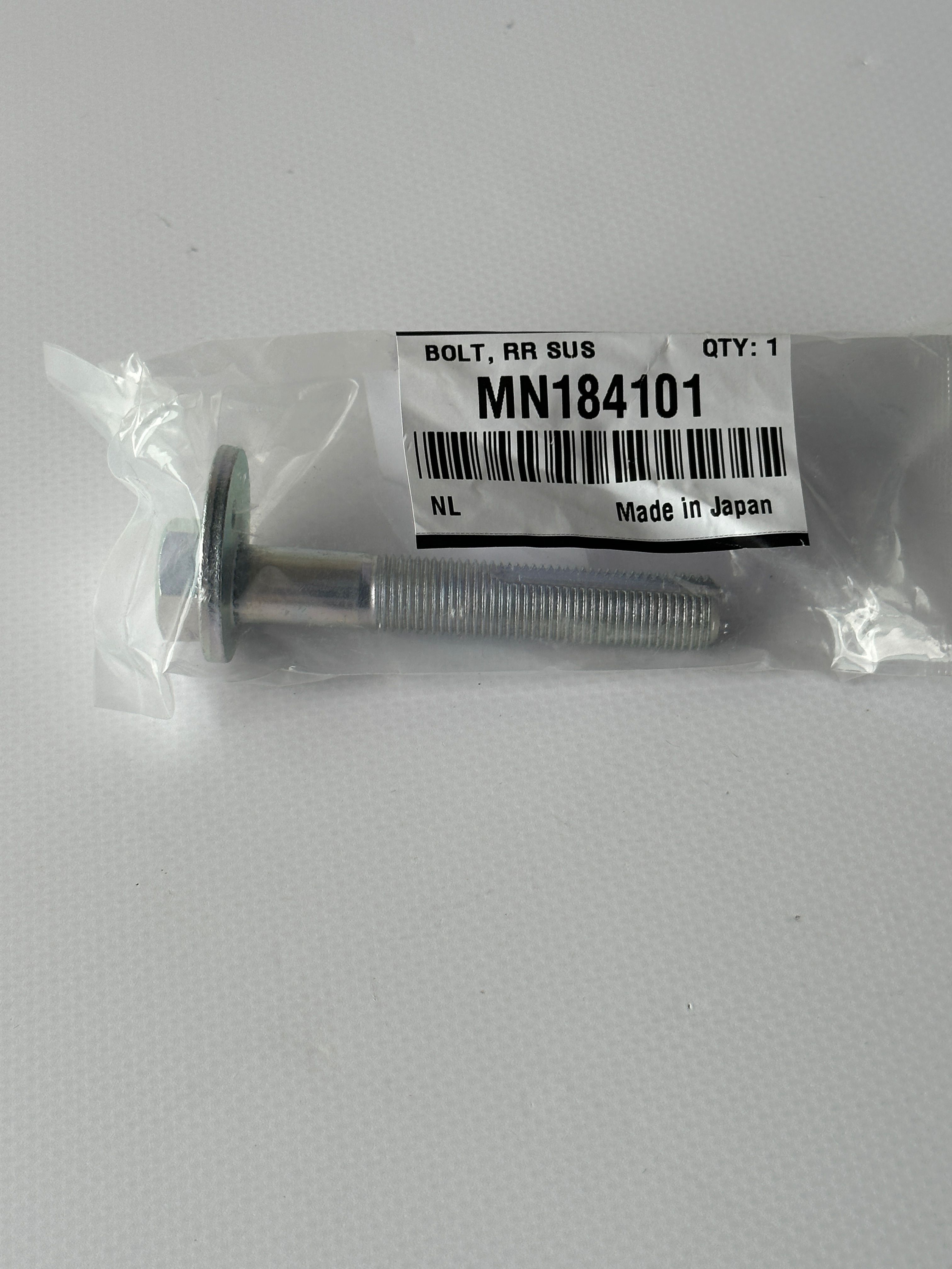 Болт развальный заднего нижнего поперечного рычага Mitsubishi MN184101 ...