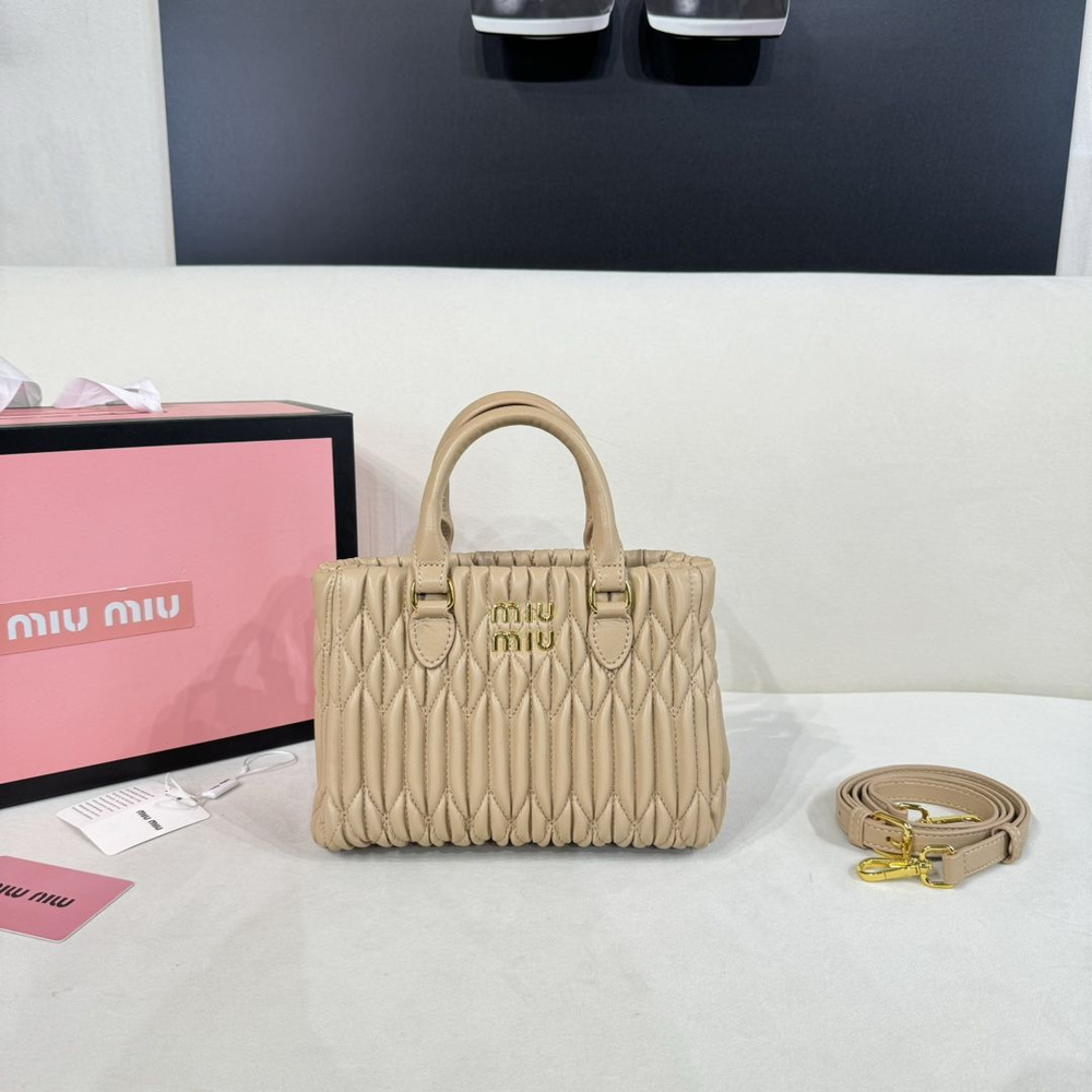 Miu Miu Сумка ридикюль - купить с доставкой по выгодным ценам в интернет-магазине OZON (1490438214)