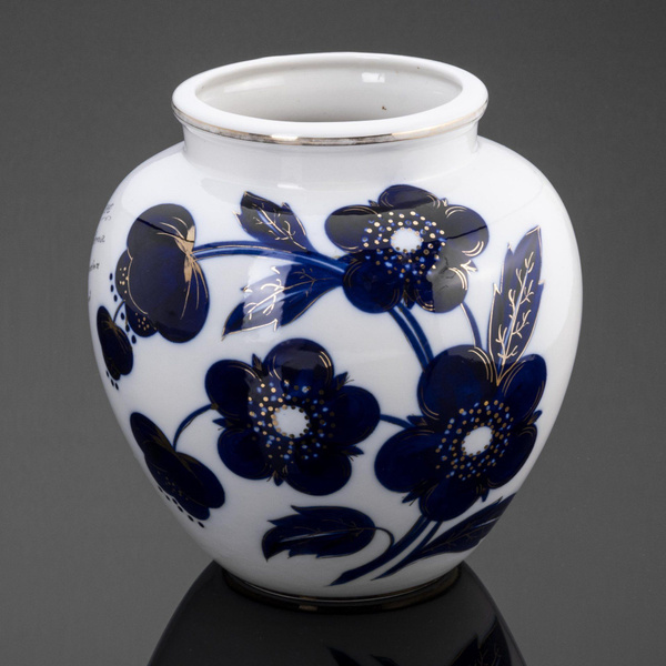 Ваза винтажная Синие цветы с дарственной надписью, автор формы - Яковлева С.Е., автор рисунка ...