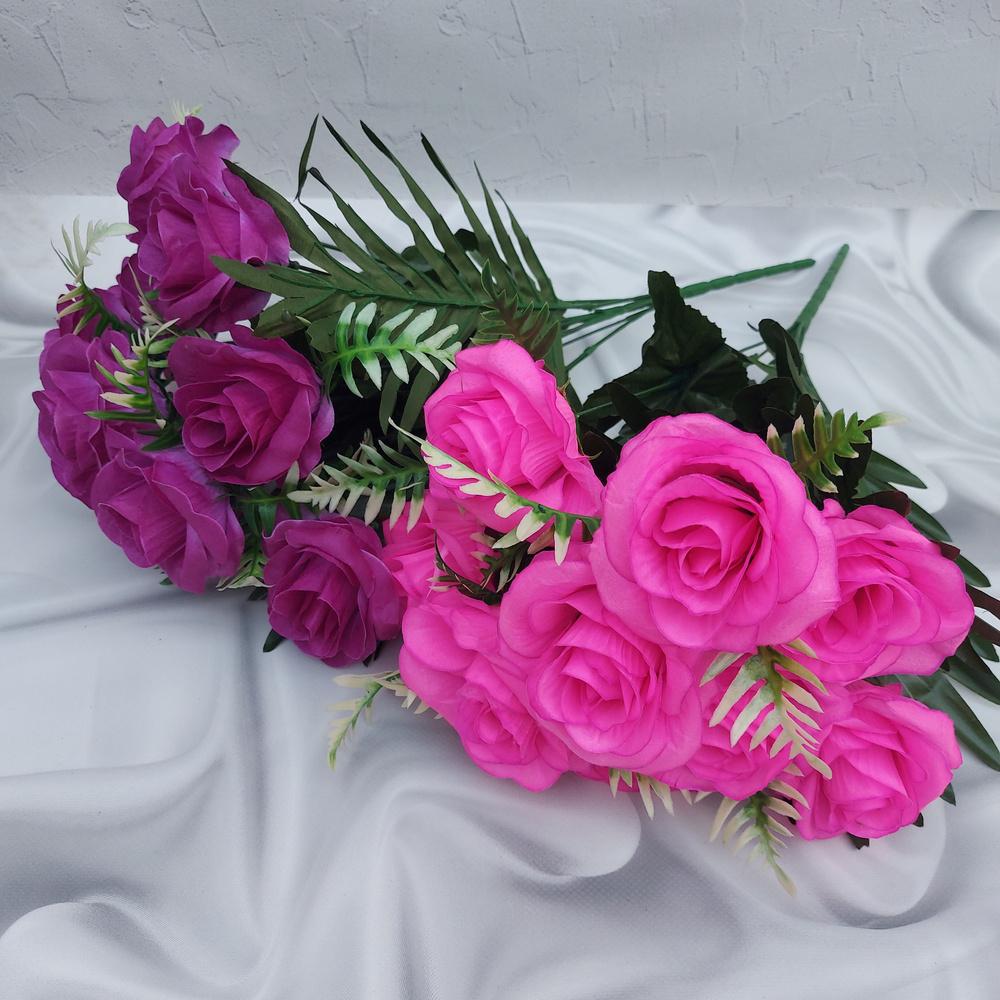 Два букета клумбовых роз с открытыми бутонами фиолетовые и ярко-розовые ...