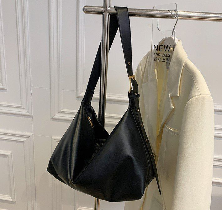 Сумка тоут средняя женская черная. Темная сумочка на плечо с широким ...