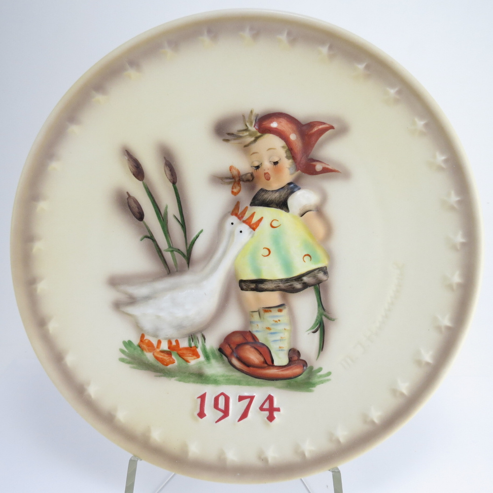 Декоративная коллекционная тарелка-барельеф "Дети Хуммель: Девочка с ...