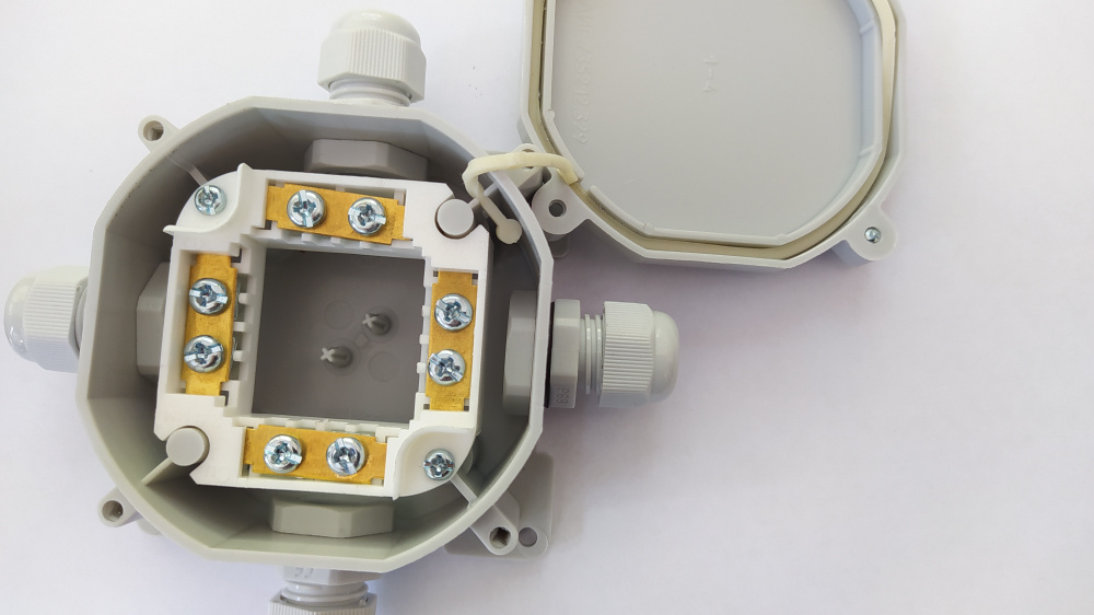 Коробка с клеммными колодками для разводки проводов (4 ввода), IP67 и ...