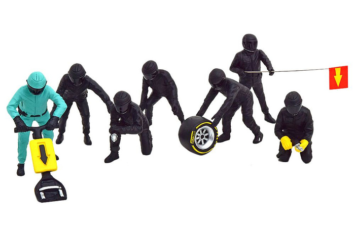 Mercedes amg pit crew set 7 figurines with acessories 2022 года / набор ...