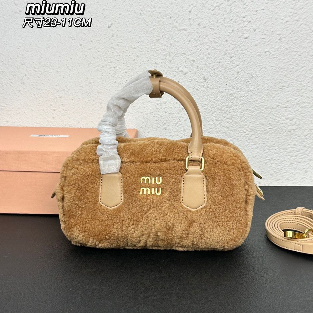 Miu Miu Сумка на плечо купить с доставкой по выгодным ценам в интернет магазине Ozon 1478785854