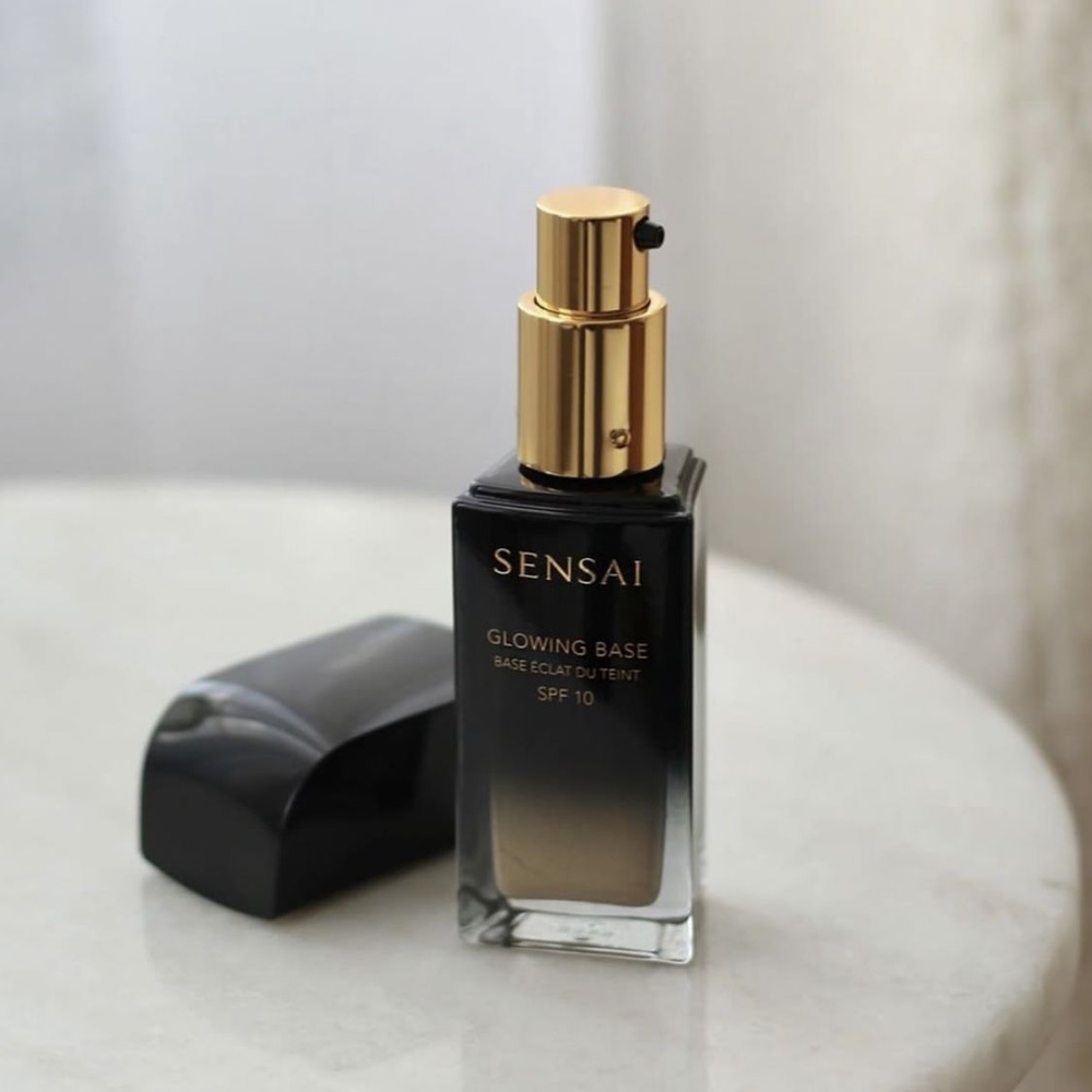 основа под макияж с перламутровыми частичками SENSAI GLOWING BASE SPF10 ...