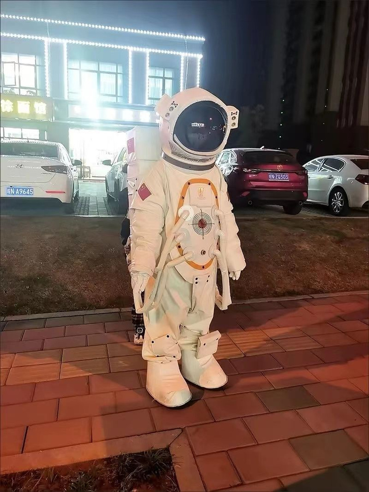 Космические костюмы со шлемами, имитация костюмов космонавтов в ...