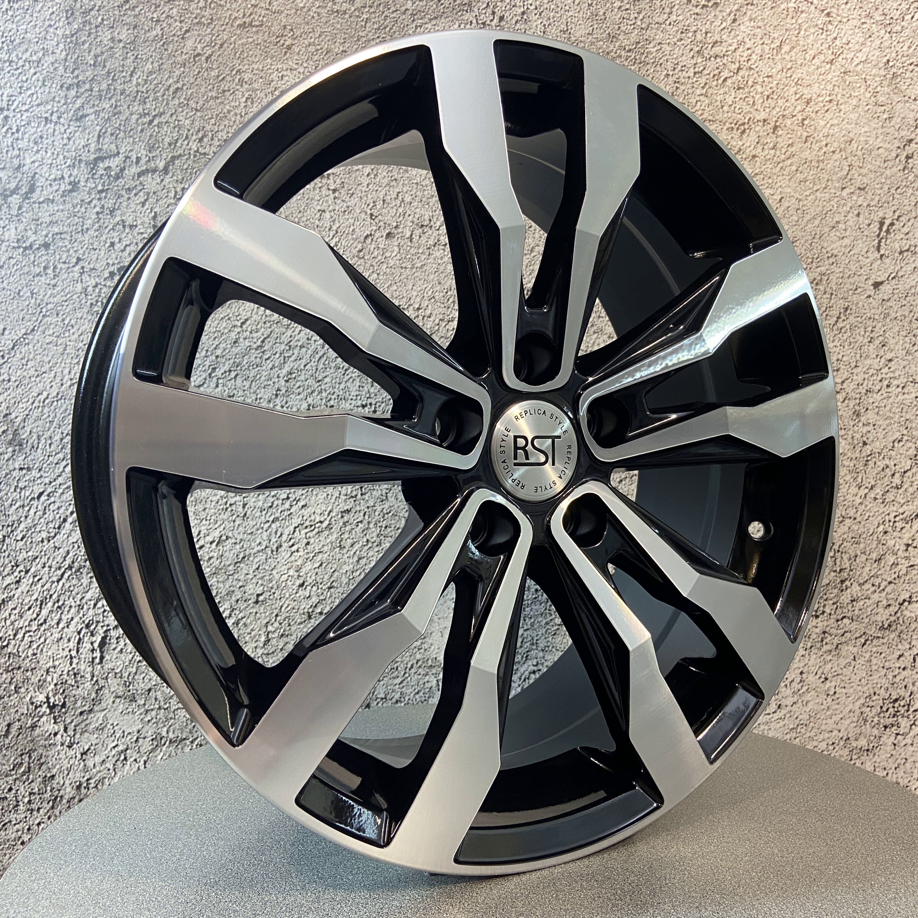 Колесный диск RST 17x7" PCD5x108 ET42 D65.1 Литой RR047-717-651-5x108 ...