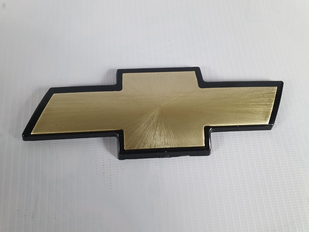 Эмблема решетки радиатора старого образца Нива Шевроле купить c ...