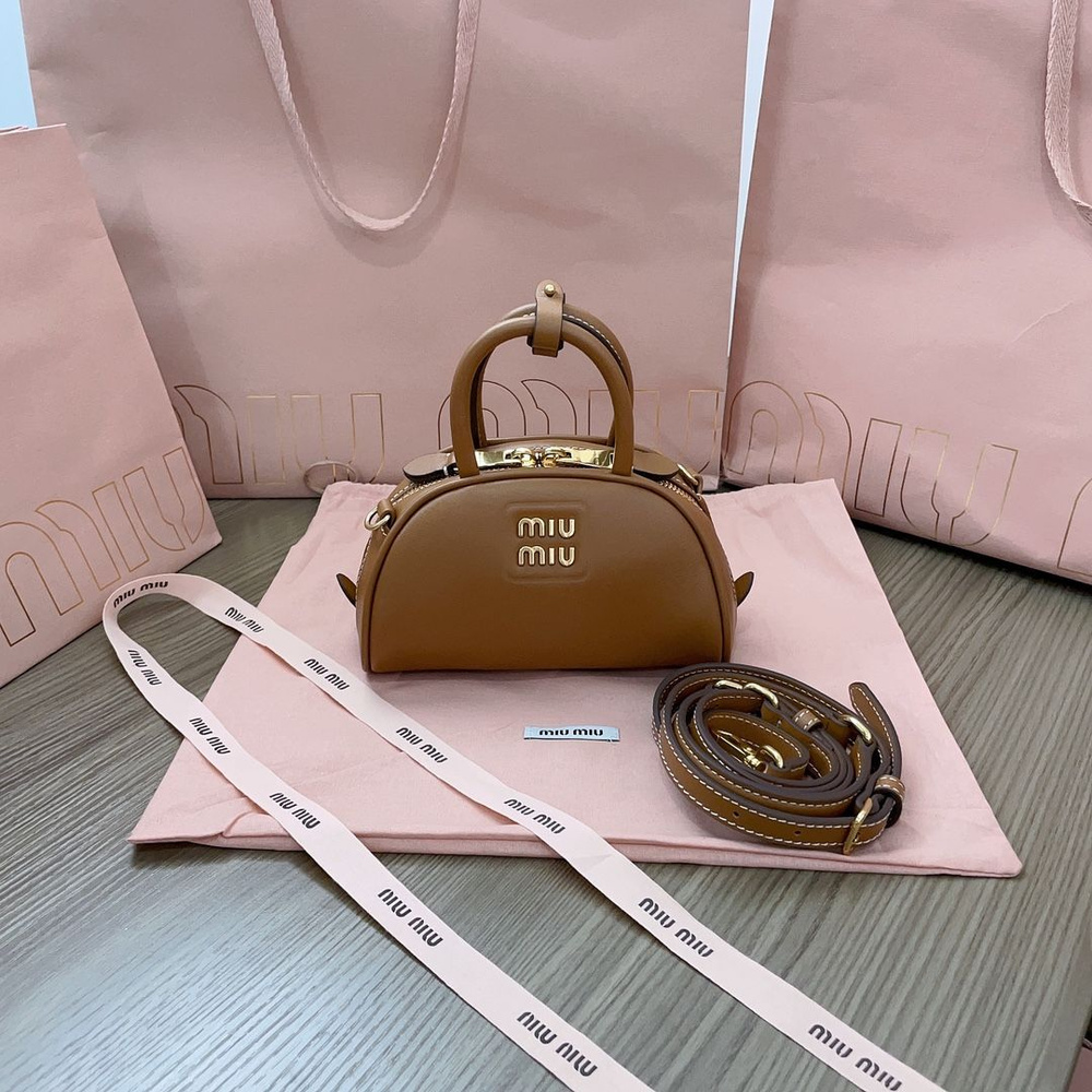 Сумка на плечо планшет Miu Miu Сумка кондуктора планшет Miu Miu купить с доставкой по выгодным