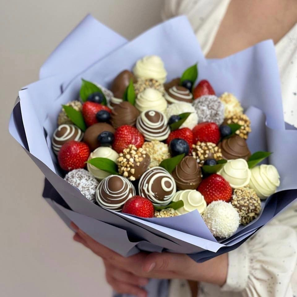 Букет из клубники в шоколаде Летний день 33 шт Букет из ягод в шоколаде ...