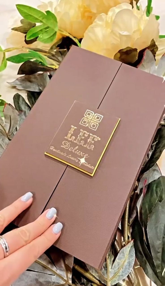 Ассорти шоколадных конфет с разными начинками в красной коробке Lee ...