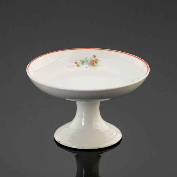 Ваза конфетница на ножке Земляника, фарфор, деколь, Дулевский фарфоровый завод Дулёво, СССР ...