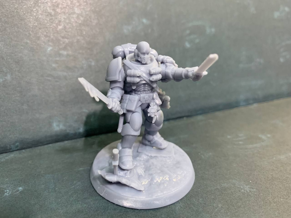 Миниатюра Warhammer 40000. Lieutenant with combi-weapon. Лейтенант ...