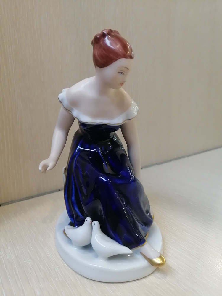 Статуэтка Девушка с голубями Чехия фарфор роспись золочение купить по выгодной цене в