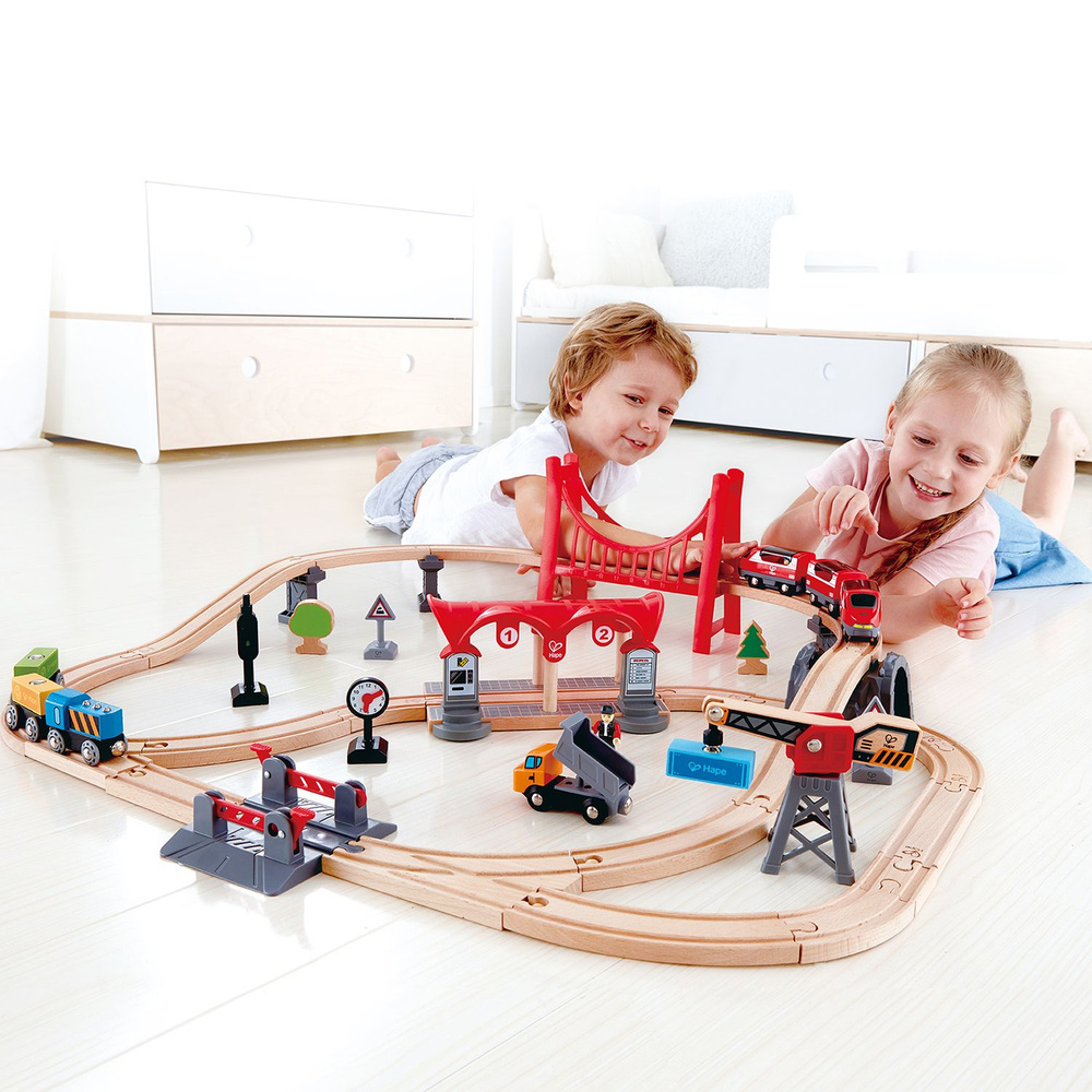 Железная дорога детская "Город" Hape, 51 элемент (2 механических поезда) купить на OZON по ...