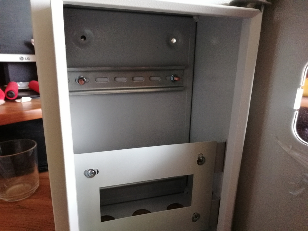 Щит учетно-распределительный электрический ЭРА SIMPLE ЩУРн-1/6_IP31 / Распределительный щиток на ...