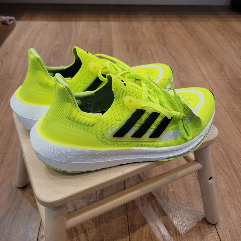 Кроссовки adidas Ultraboost Light купить на OZON по низкой цене ...