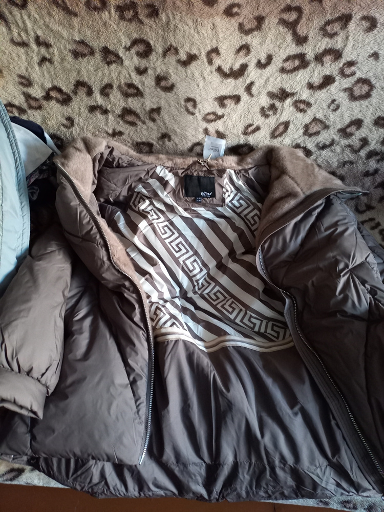 Пуховик Женский Elfina Мех, Капюшон темная вишня капюшон Полиэстер, размер 48 Длинный Зима ...