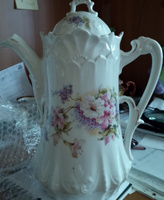 Кофейник винтажный, украшенный ажурным рельефным декором и цветами на тулове, фарфор, деколь ...