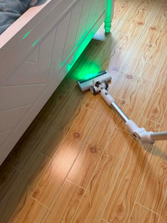 пылесос вертикальный беспроводной,оснащен различными насадками для ...