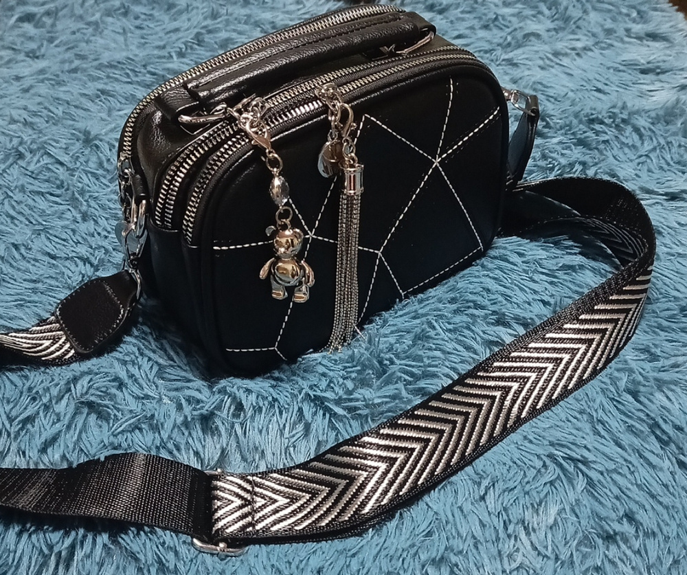 Сумка женская кросс-боди черная средняя со съемными брелками купить на ...