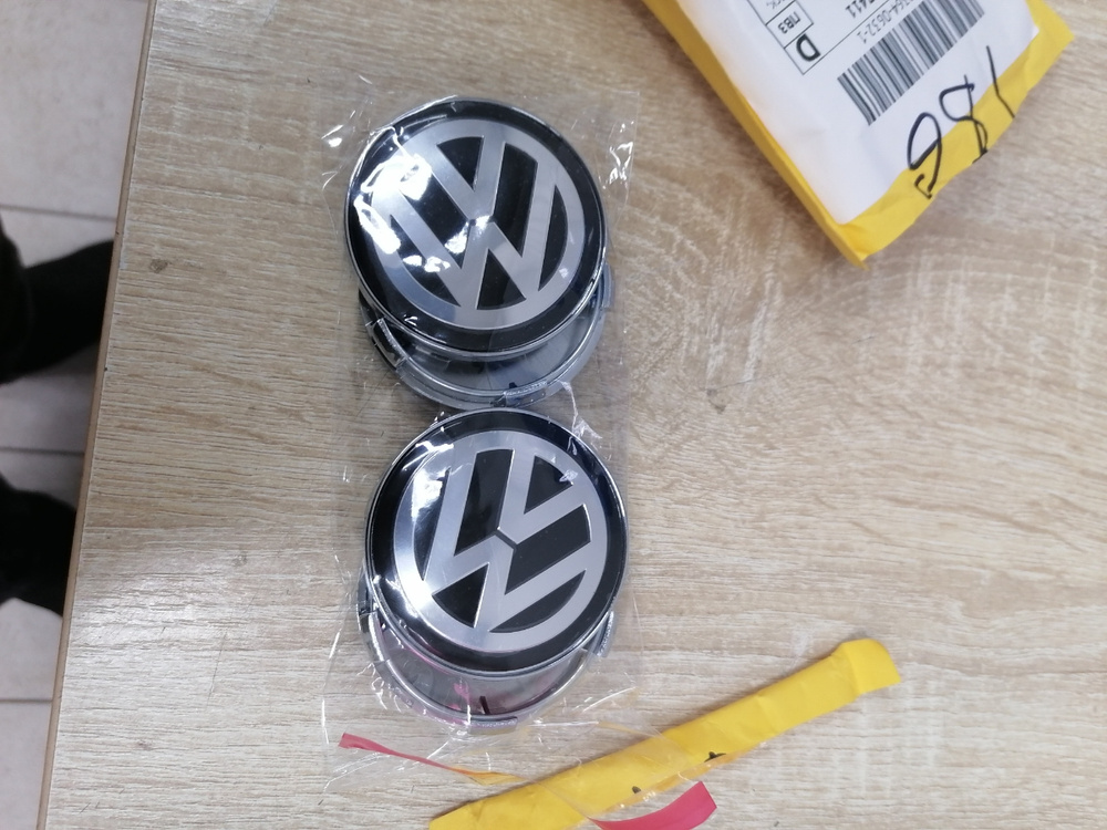 Колпачок на ступицу литого диска на автомобили Volkswagen, размер 60/56/10мм, комплект 4 штуки ...