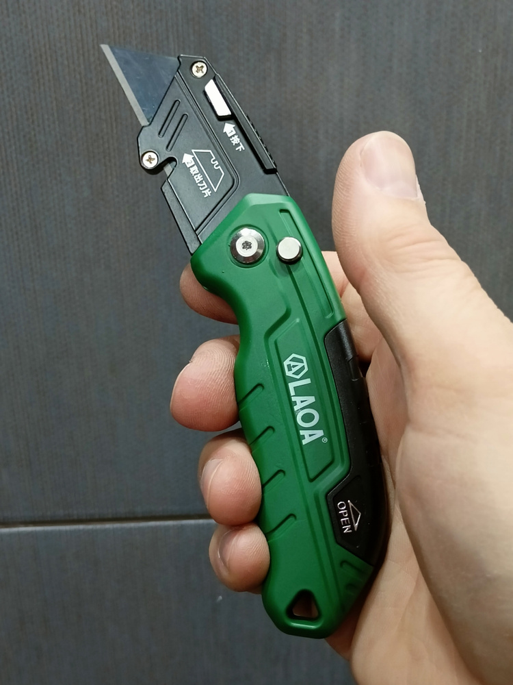 Нож канцелярский складной / Строительный / Для гипсокартона LAOA (2 свободных лезвия с черными ...