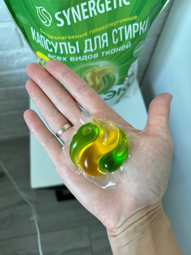 Капсулы для стирки SYNERGETIC UNIVERSAL, 100 шт, формула защиты цвета, против пятен ...
